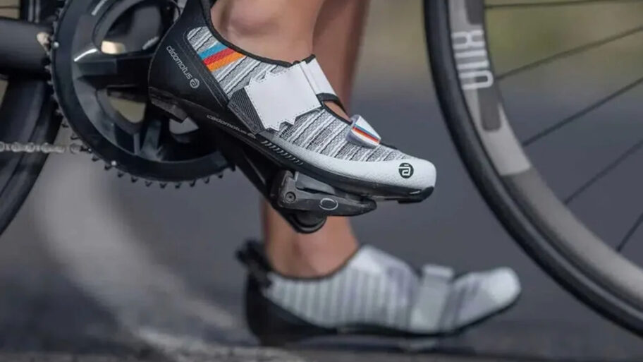 Clipless cycling pedals vs flat pedals - difference and benefits - Bike ...